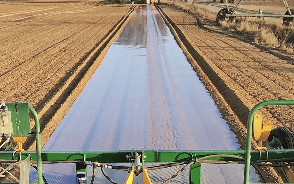 Mulching film layer - Mulching machine for barrier film | Oliver Agro